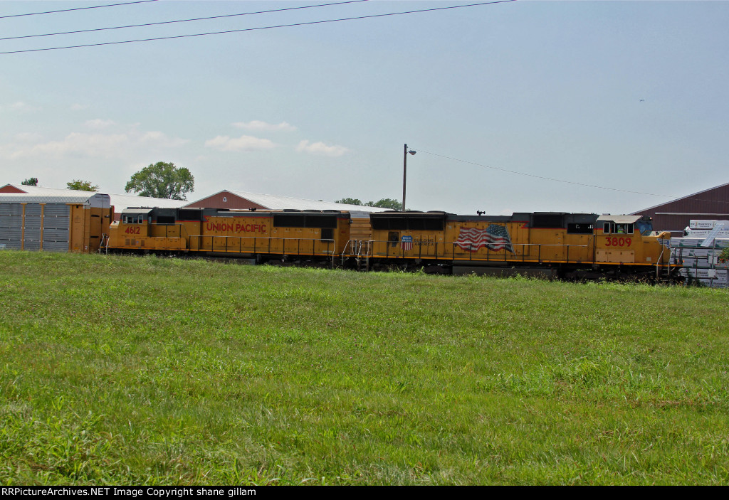 UP 3809 and Up 4612 work a freight train Nb.